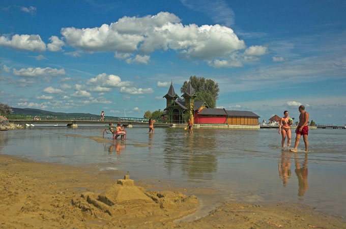 A strandolás díszlettervezői - pillanatkép a keszthelyi Városi strand ...